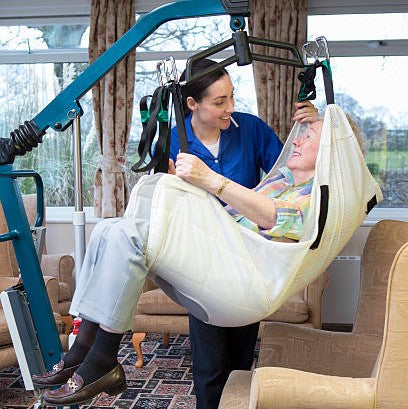 THE ROLE OF PORTABLE LIFTING AIDS IN CAREGIVER MOBILITY – Lifteze